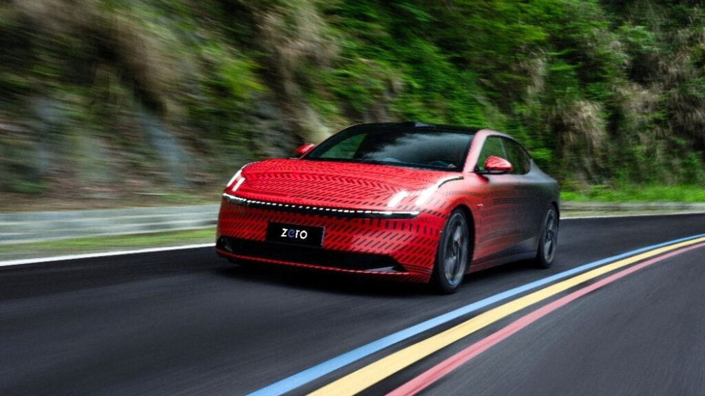 The Lynk & Co brand, promoted by hybrids, announced its first electric ...